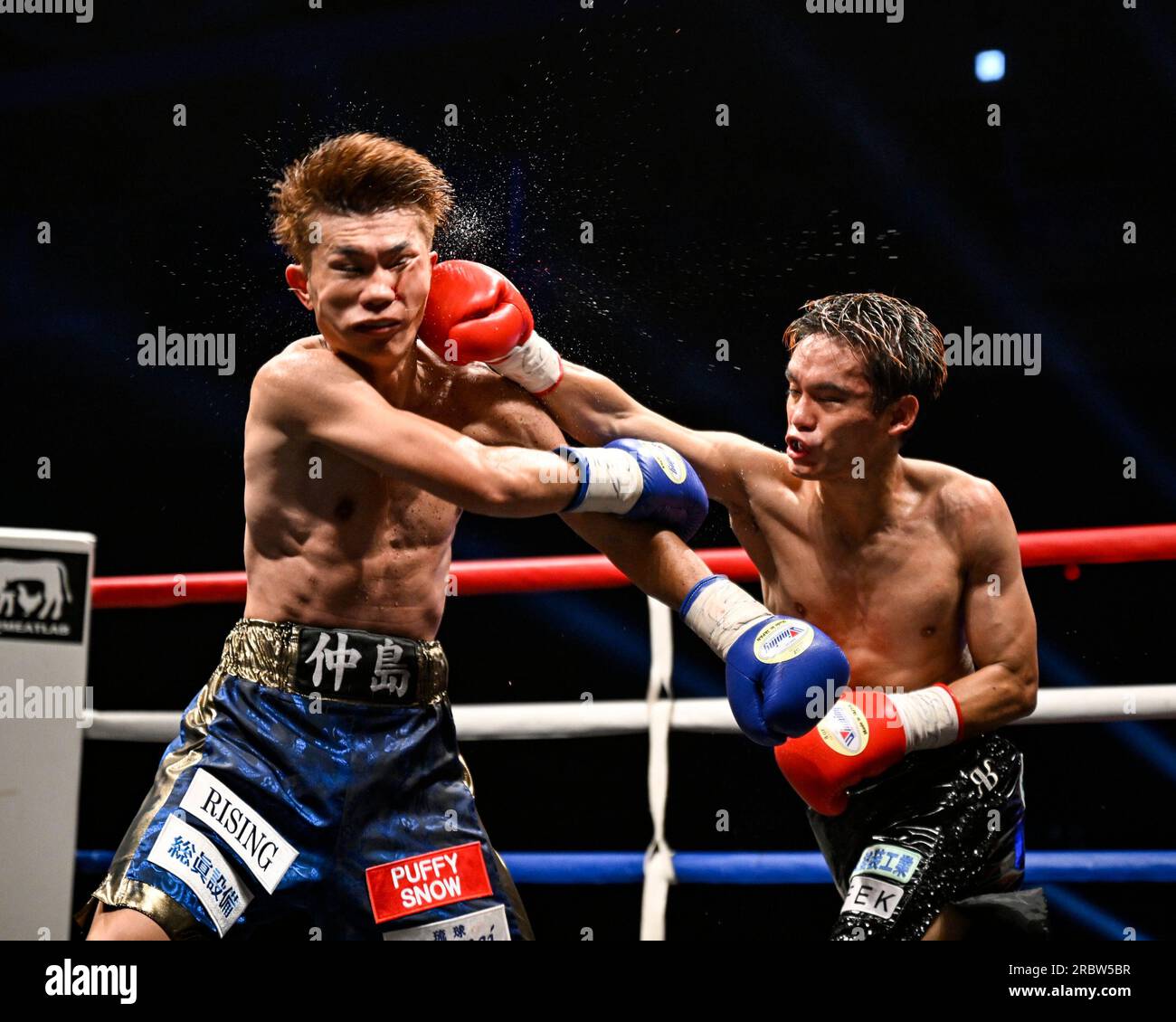 Yuni Takada (red gloves) and Tatsuro Nakashima (blue gloves) compete ...