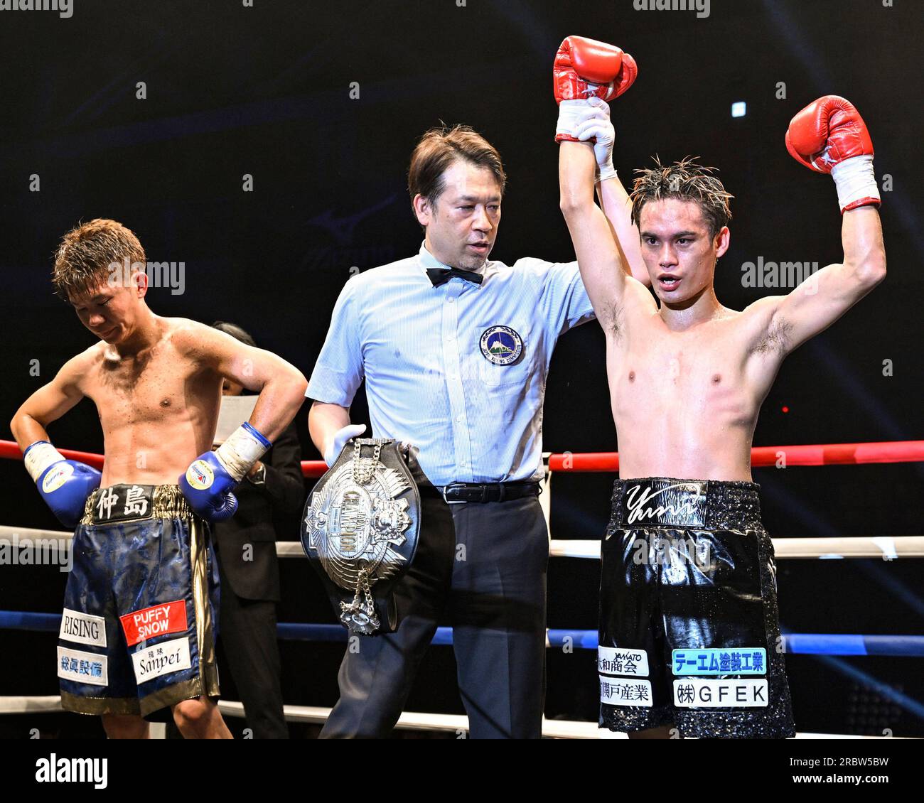 Yuni Takada (red gloves) beats Tatsuro Nakashima (blue gloves) during ...