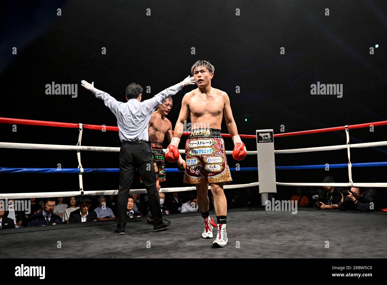 Jin Sasaki (red gloves) beats Hiroto Hoshi (black gloves) during their ...