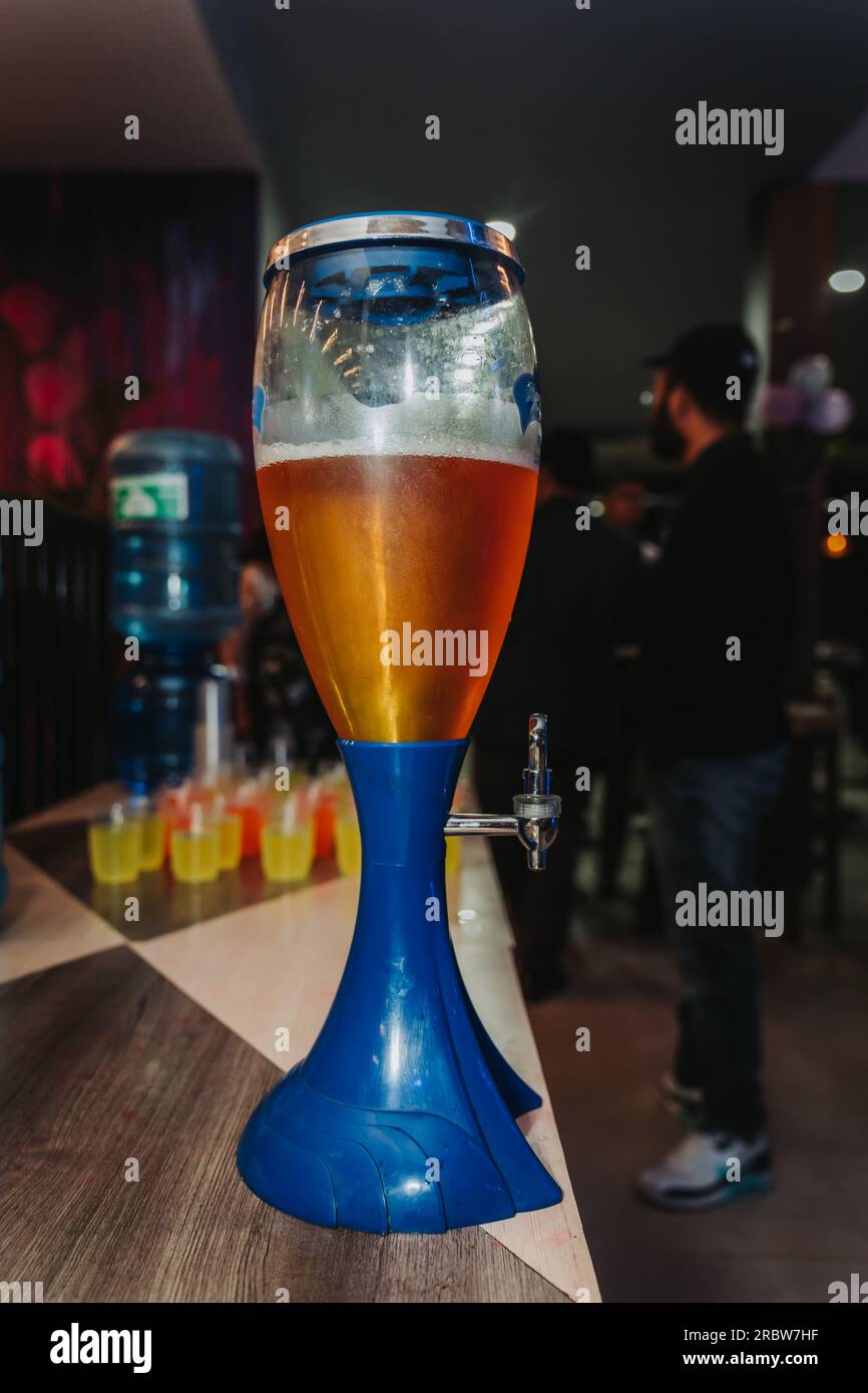 Pouring liquer hi-res stock photography and images - Alamy