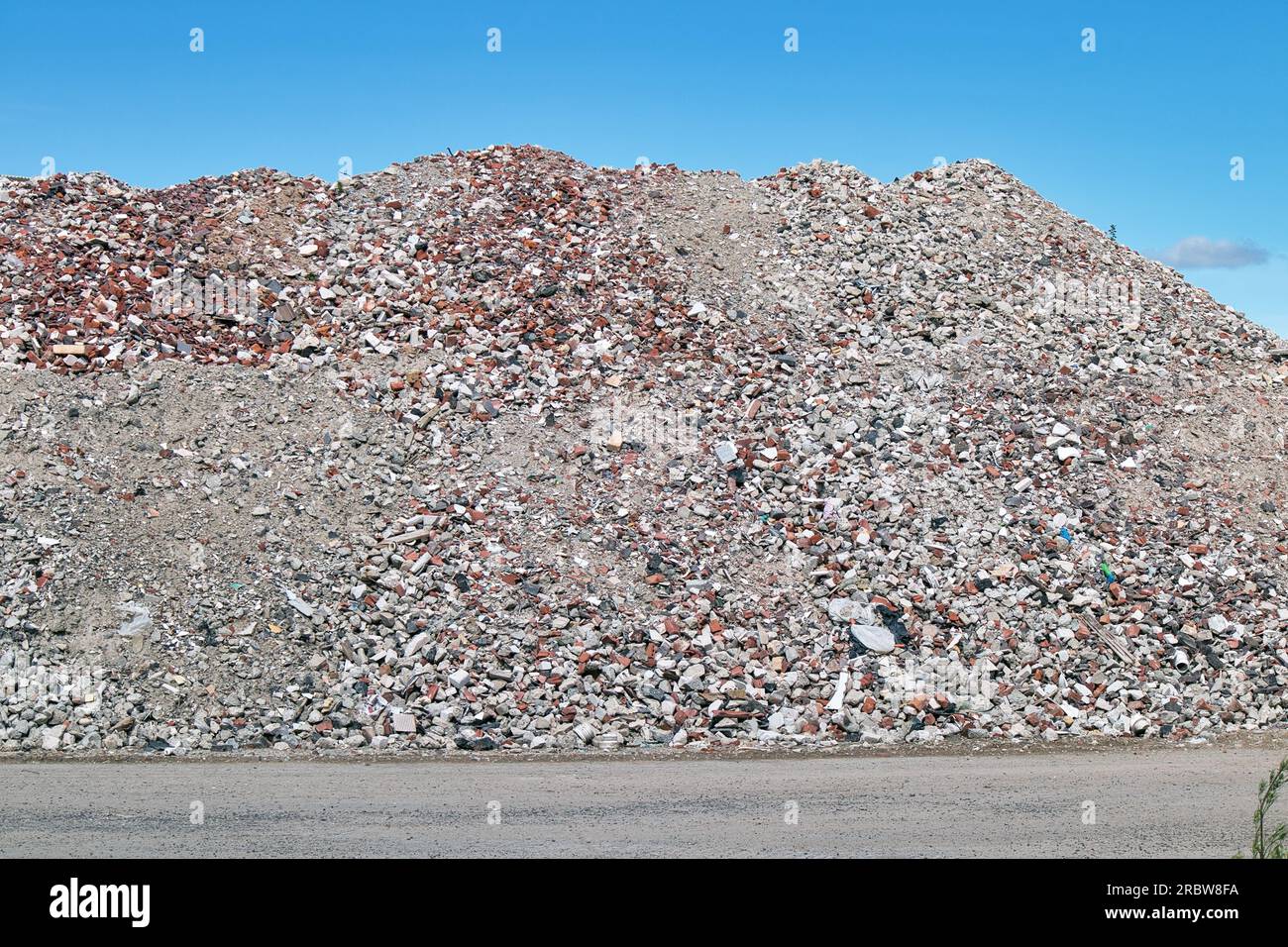 pile of concrete rubble from demolished building Stock Photo - Alamy