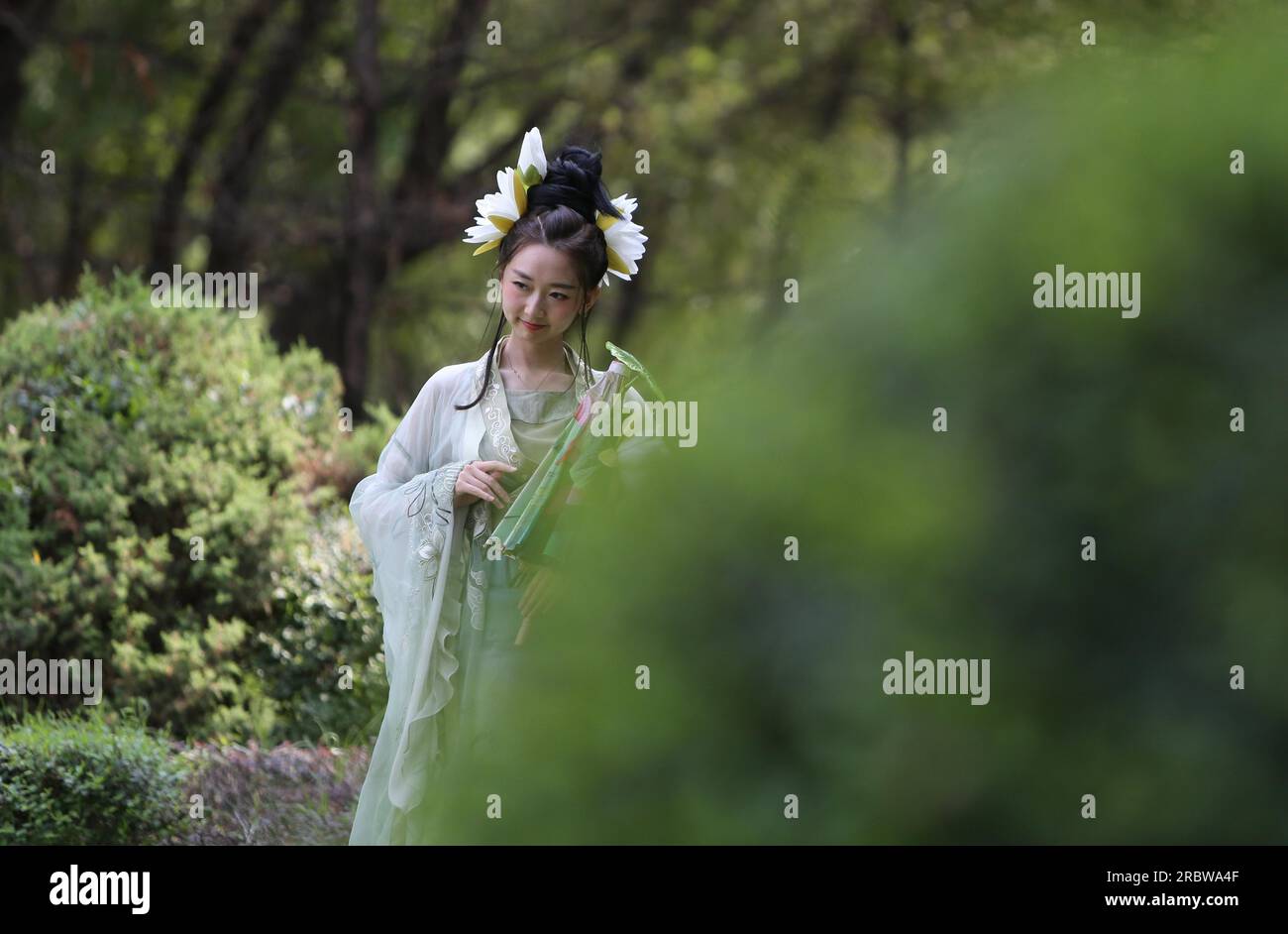 People wearing hanfu participate in the 3rd Lily Han Culture Festival ...