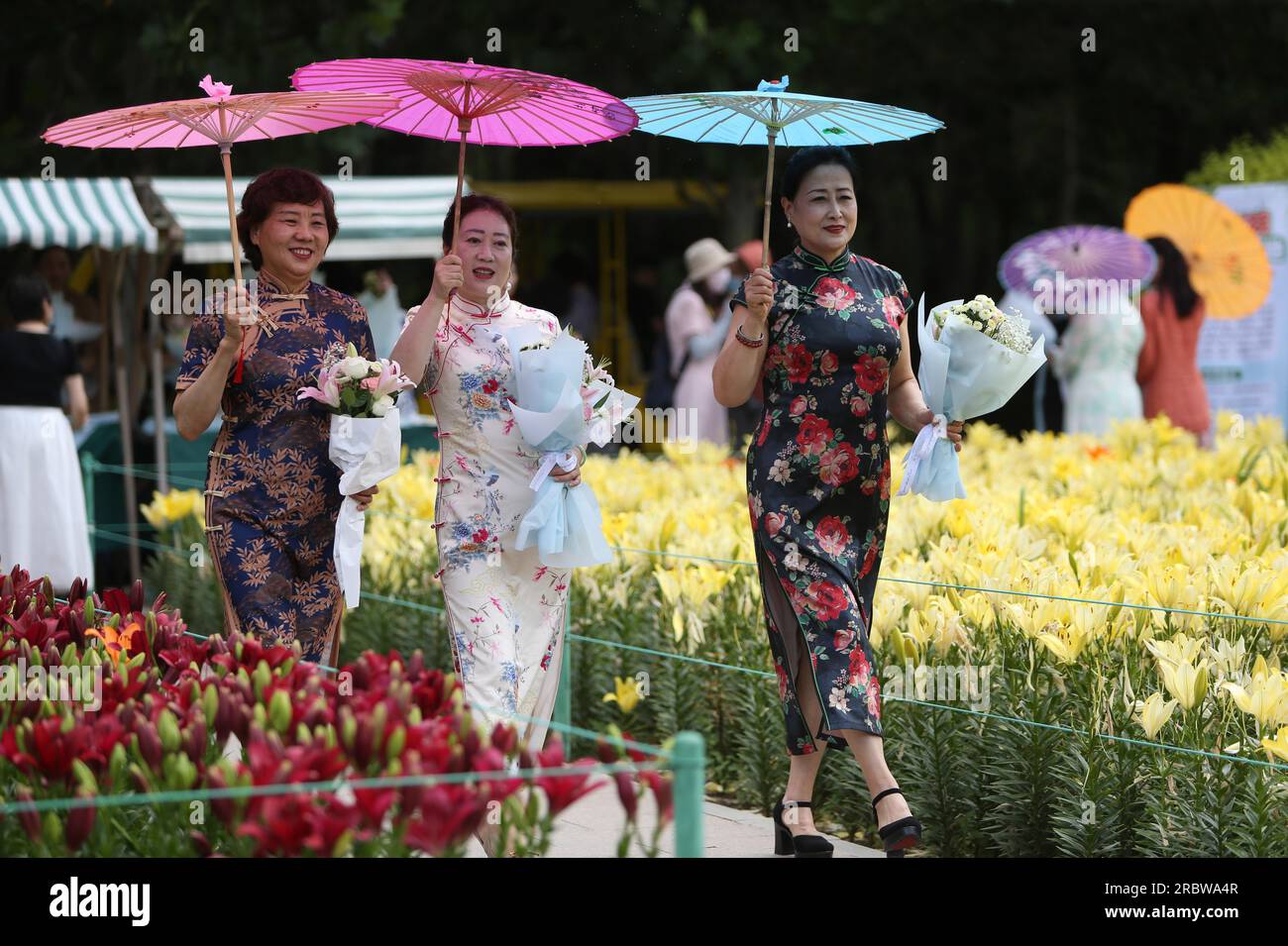 People wearing hanfu participate in the 3rd Lily Han Culture Festival ...