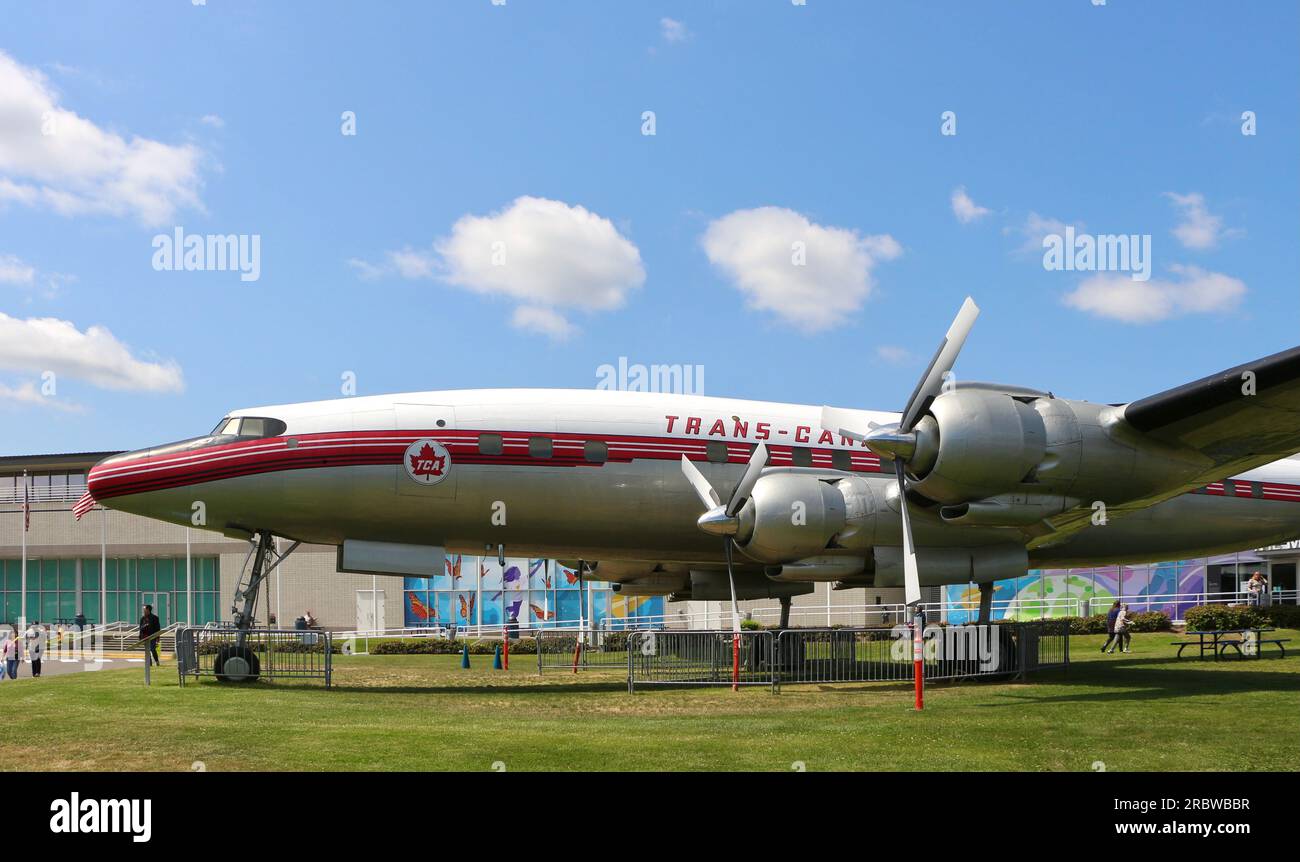 Tourists next to a Trans-Canada Airlines Lockheed 1049G Super ...