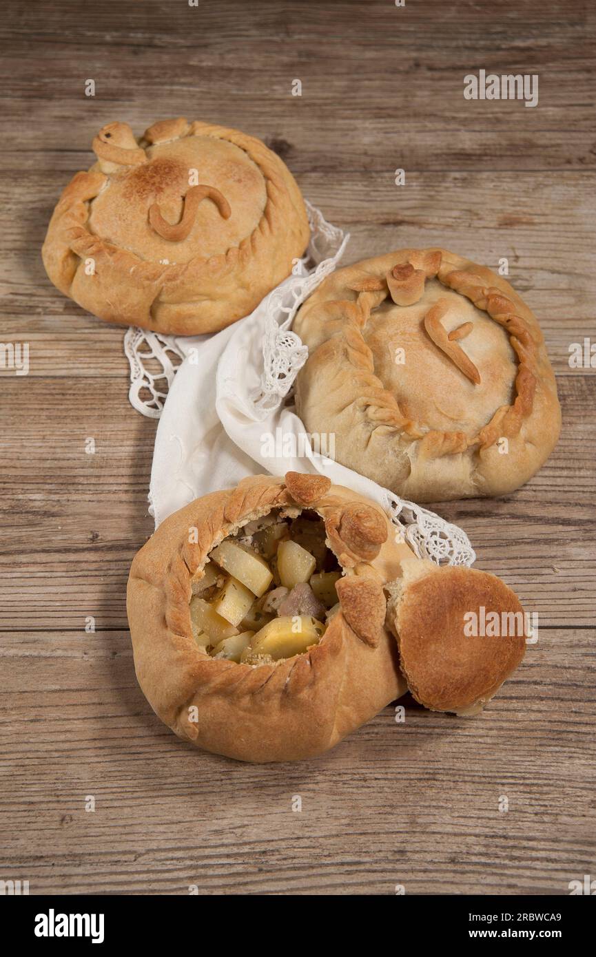 Panada, Tipico pane cotto al forno ripieno di “A” Anguille o ”C” Carne ...