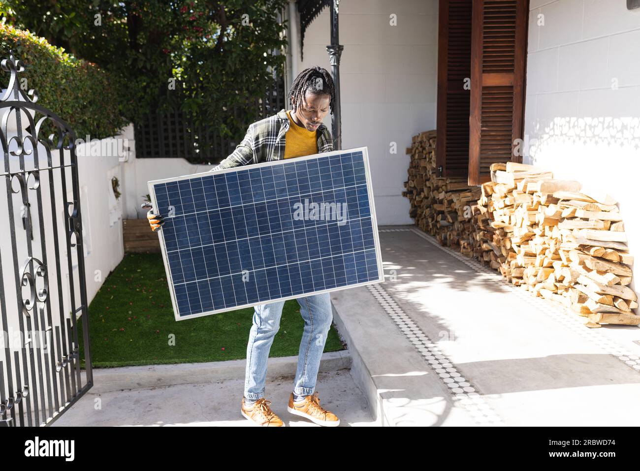 African man holding solar panel hi-res stock photography and images - Alamy
