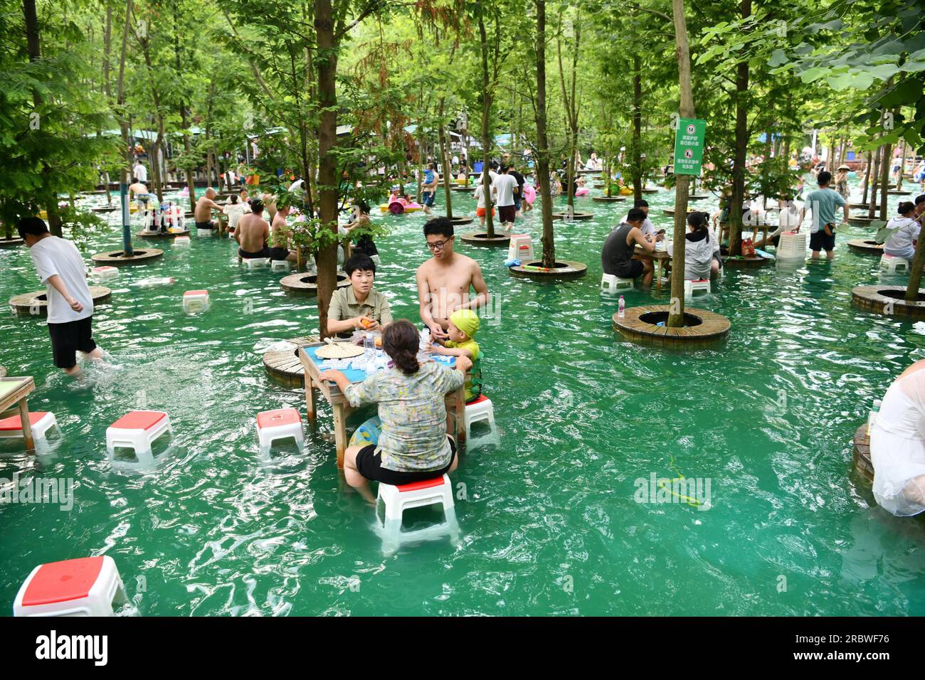 People play mahjong while cooling their feet in water to escape the ...