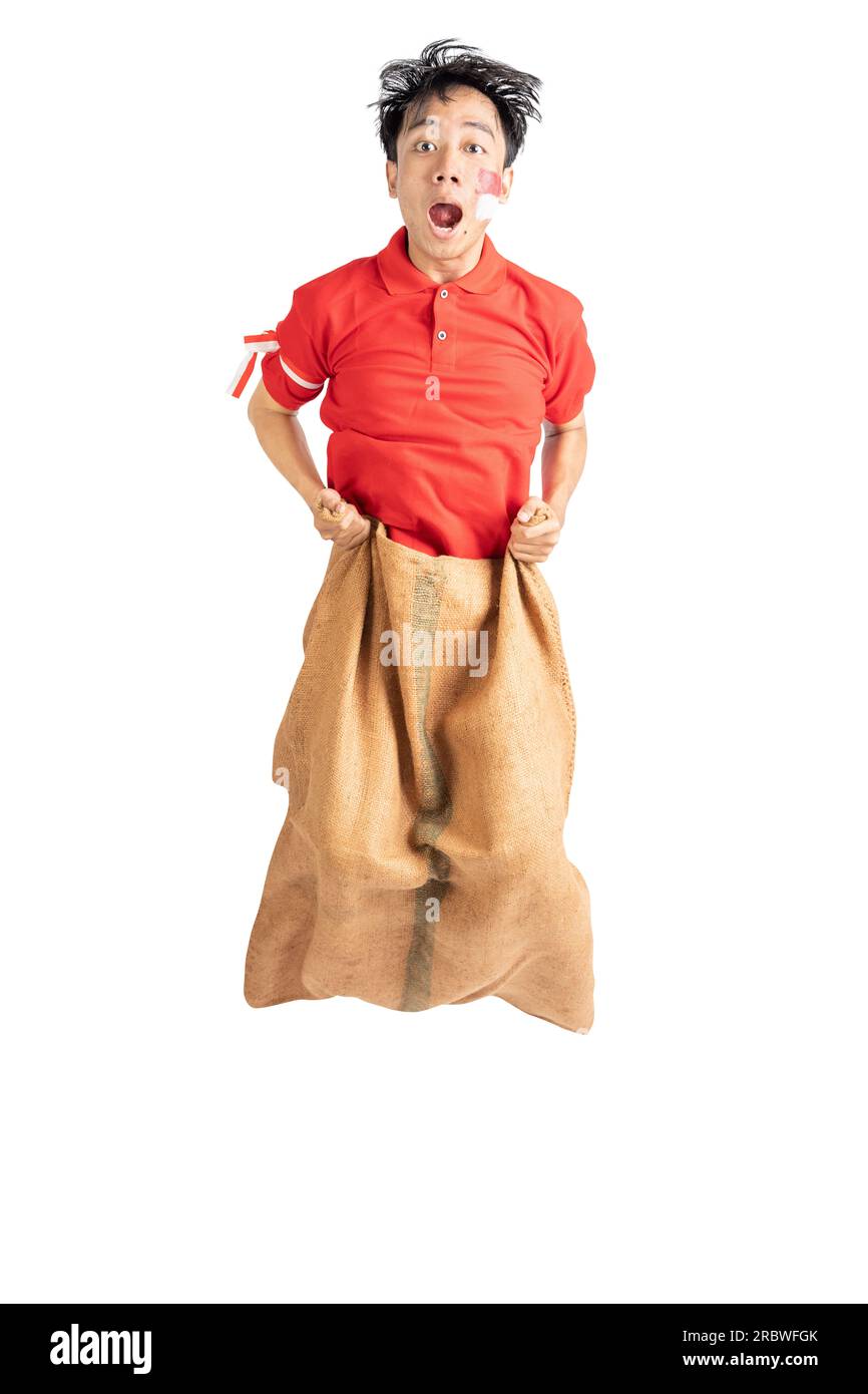 Indonesian men celebrate Indonesian independence day on 17 August with ...