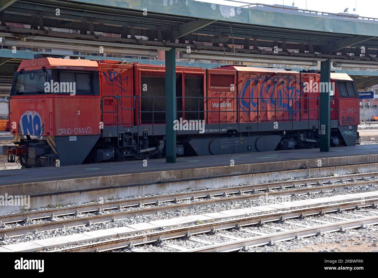 A Trenitalia Vossloh G2000 electric freight locomotive at Bari Railway ...
