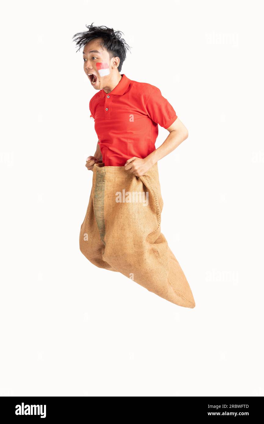 Indonesian men celebrate Indonesian independence day on 17 August with ...