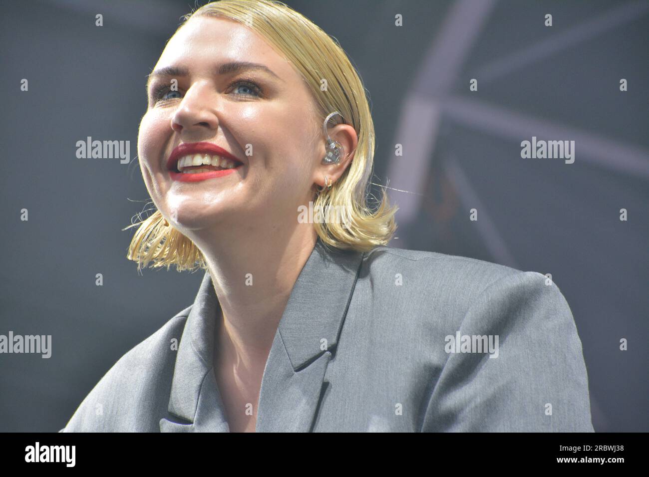 Self esteem singer hi-res stock photography and images - Alamy