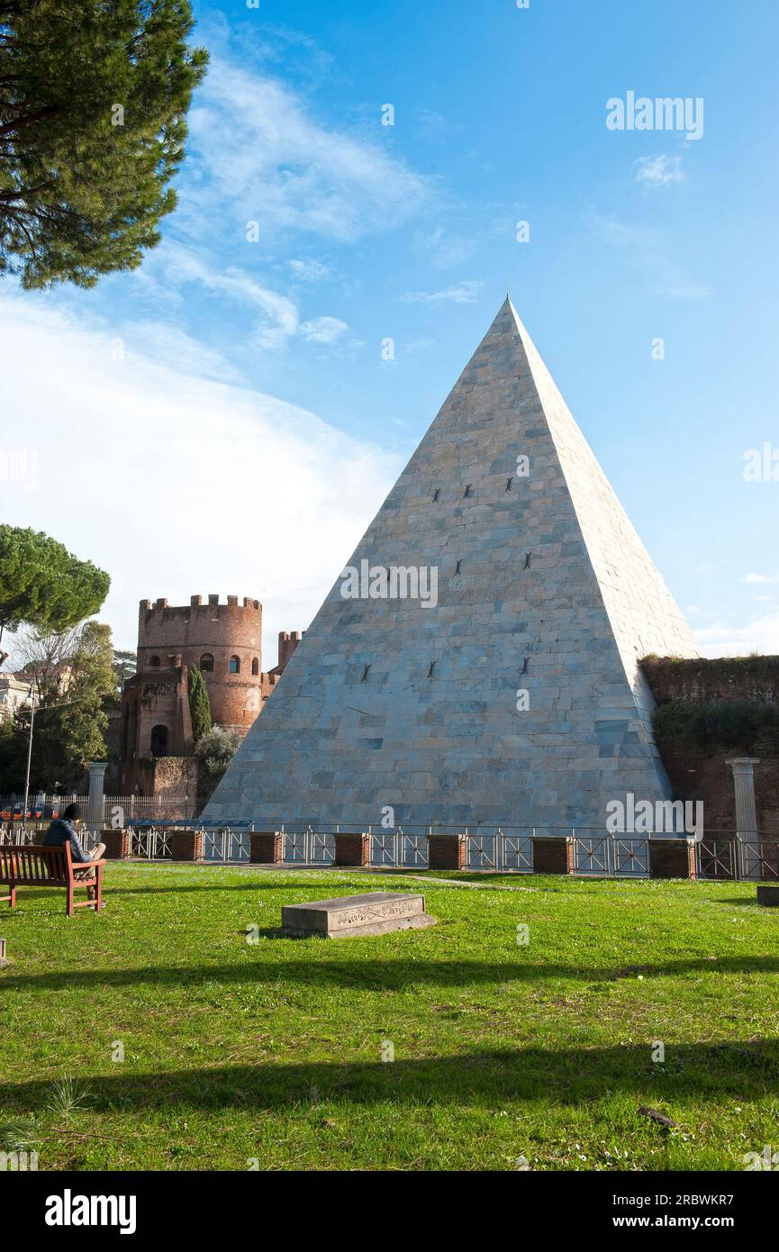 Piramide and rome hi-res stock photography and images - Alamy