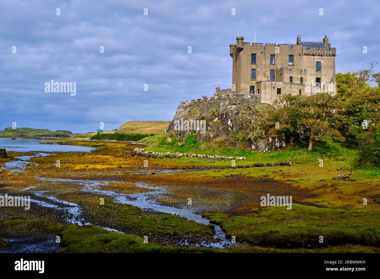 United Kingdom, Scotland, Isle of Skye, Loch Dunvegan, Dunvegan Castle ...