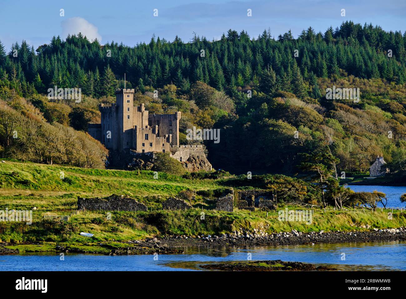 United Kingdom, Scotland, Isle of Skye, Loch Dunvegan, Dunvegan Castle ...