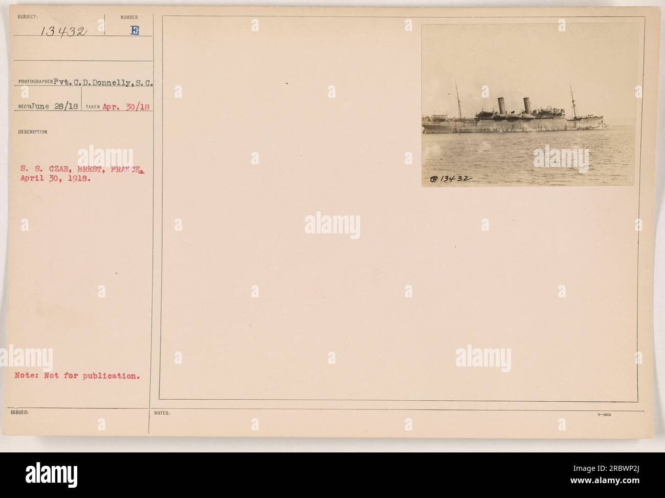 Soldiers carrying ammunition boxes during World War One Stock Photo - Alamy