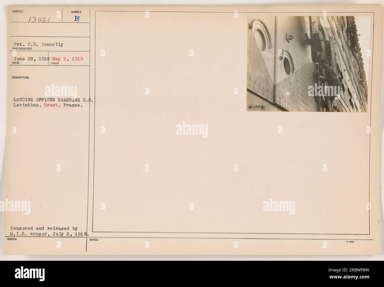 American soldiers boarding the S.S. Leviathan at the port of Brest ...