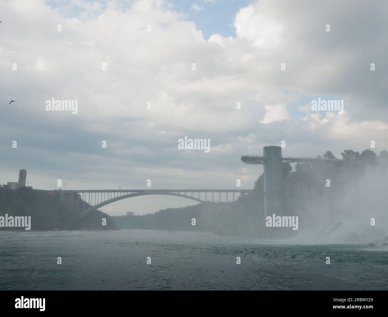 American falls and rainbow bridge crossing the niagara river hi-res ...