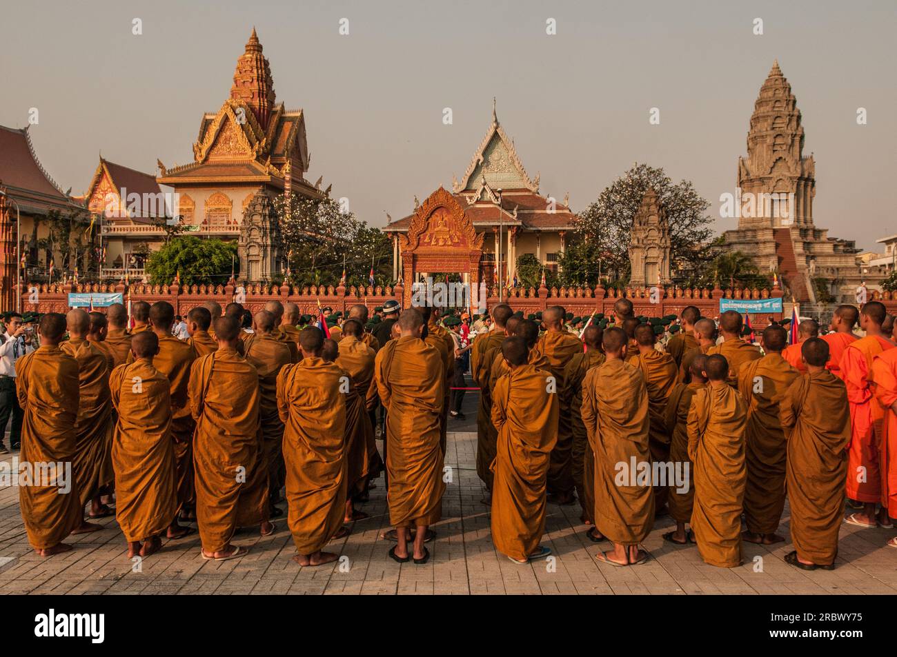 Buddhist monks mourn outside Wat Ounalom Monastery during the funeral ...