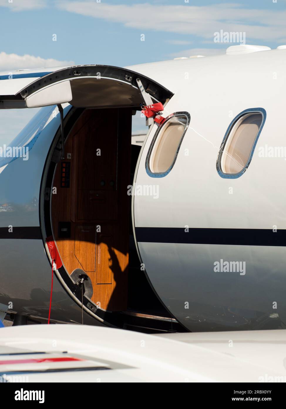 Private jet flying front view hi-res stock photography and images - Alamy