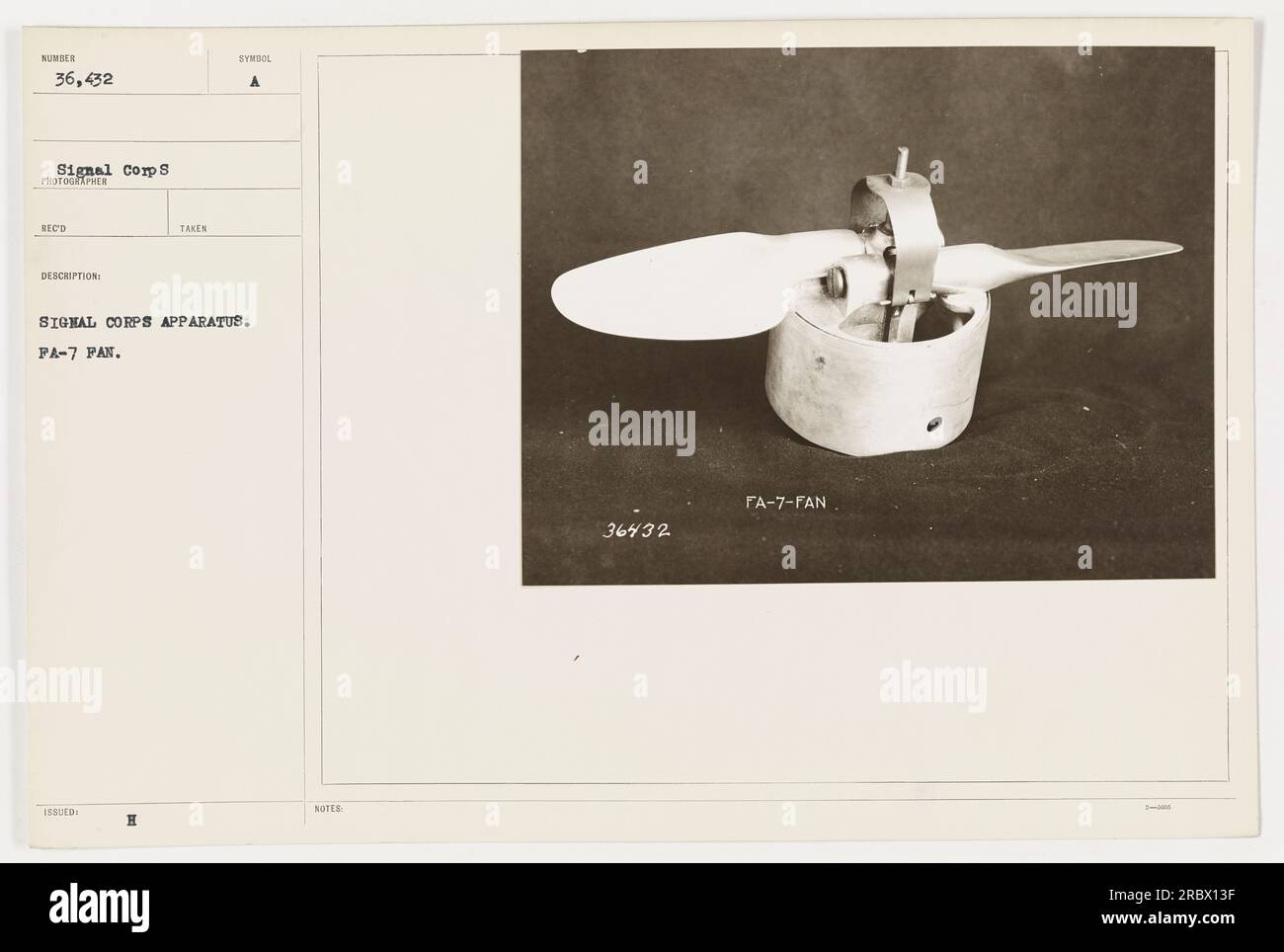American military personnel using a Signal Corps apparatus during World ...