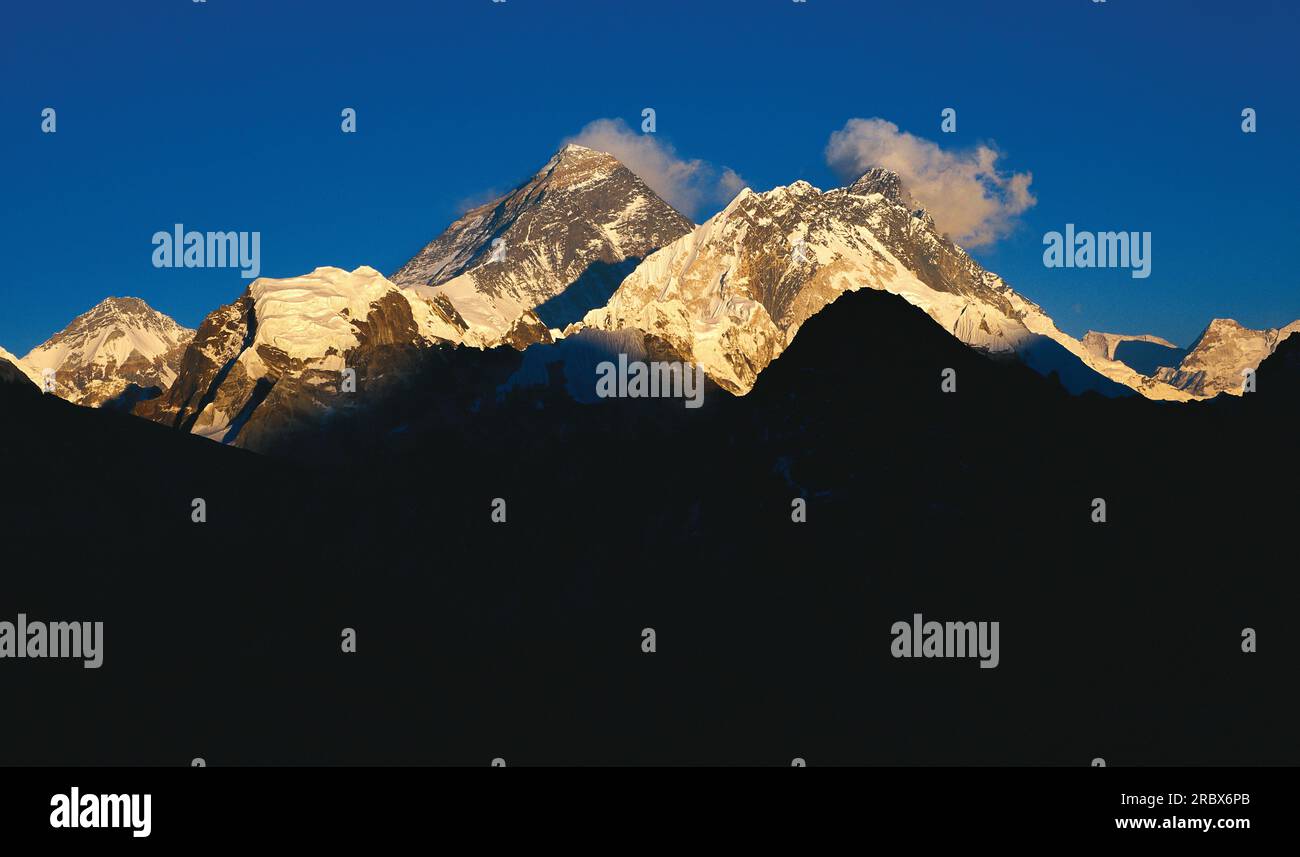 Gokyo kalapatthar hi-res stock photography and images - Alamy