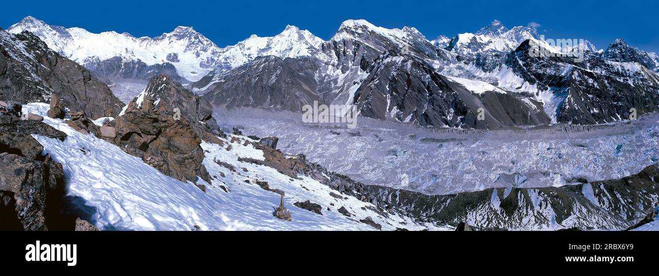 Magnificent panoramic view of Everest Himalayan Range as seen from ...