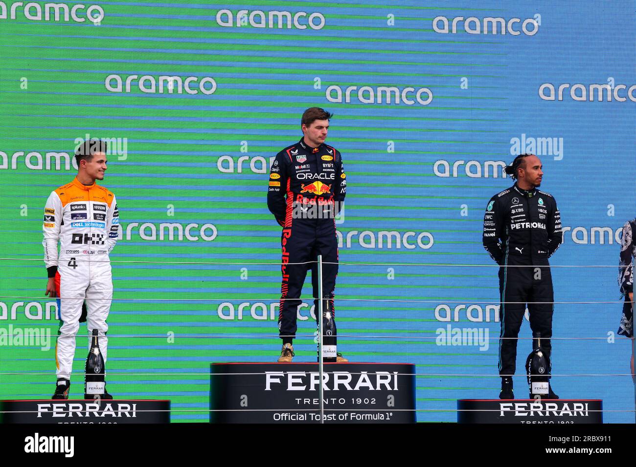 Podium celebration Lando Norris (GBR) McLaren MCL60 Max Verstappen (NED ...