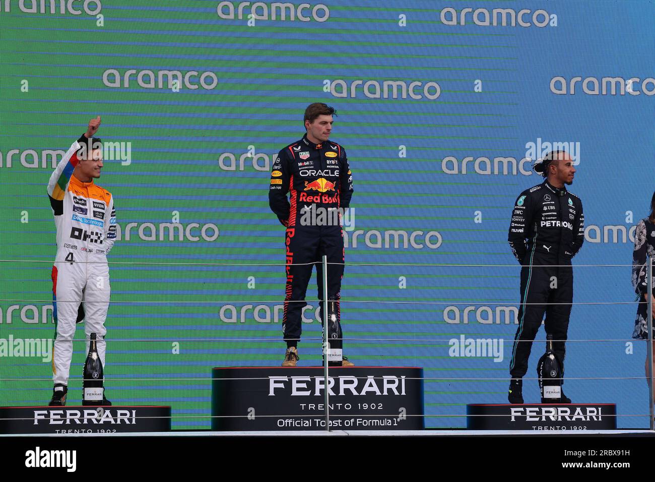 Podium celebration Lando Norris (GBR) McLaren MCL60 Max Verstappen (NED ...