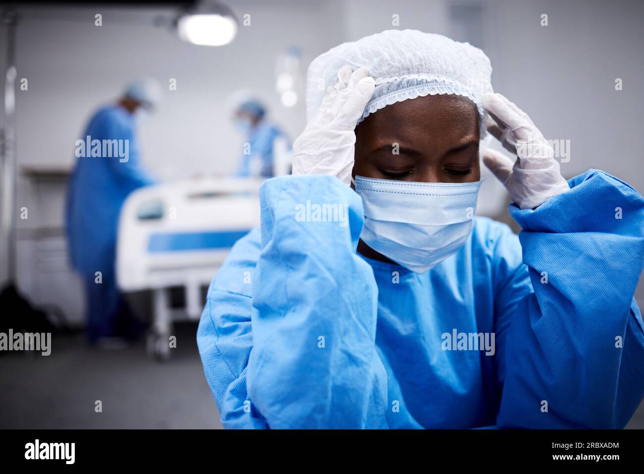Black doctor working in operating hi-res stock photography and images ...