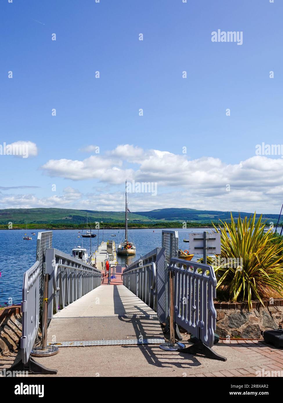 Ramp down to the docks at marina in Tobermory Bay, Isle of Mull ...