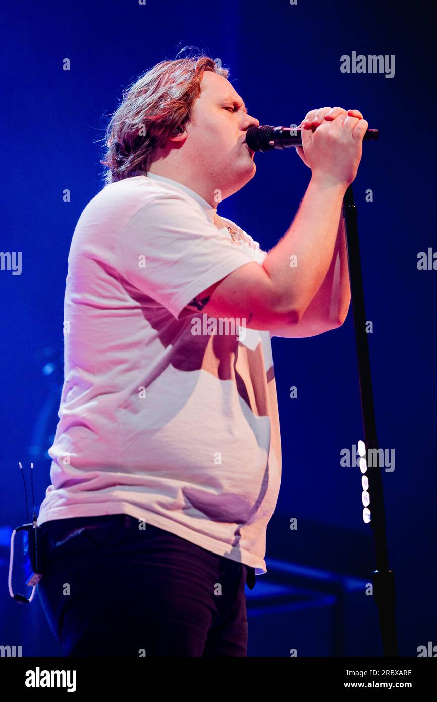 Lewis capaldi assago forum hi-res stock photography and images - Alamy