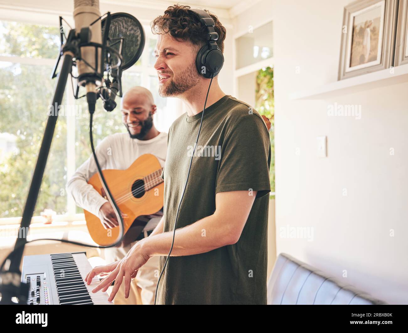 Friends listening live guitar hi-res stock photography and images - Alamy