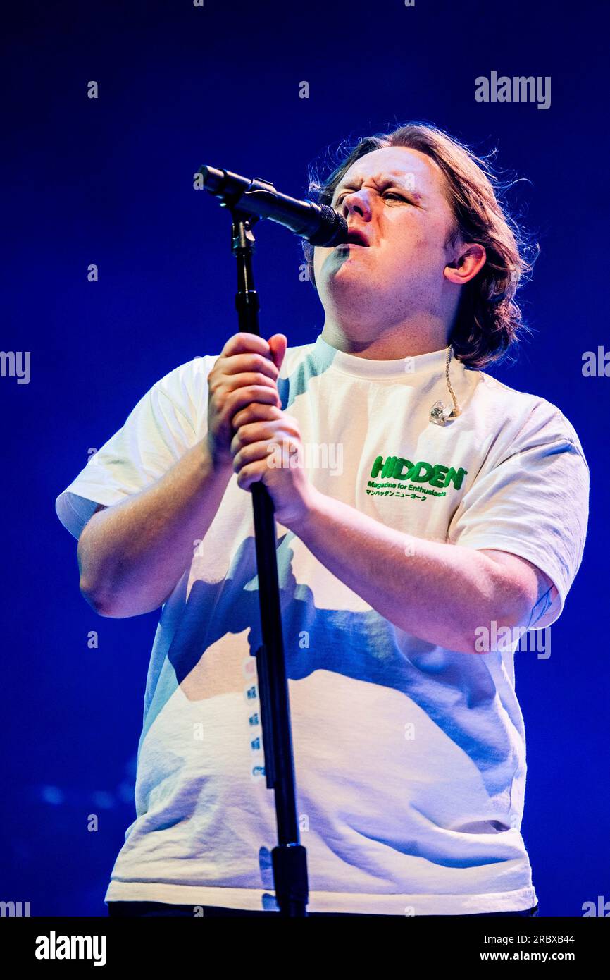 Lewis capaldi assago forum hi-res stock photography and images - Alamy