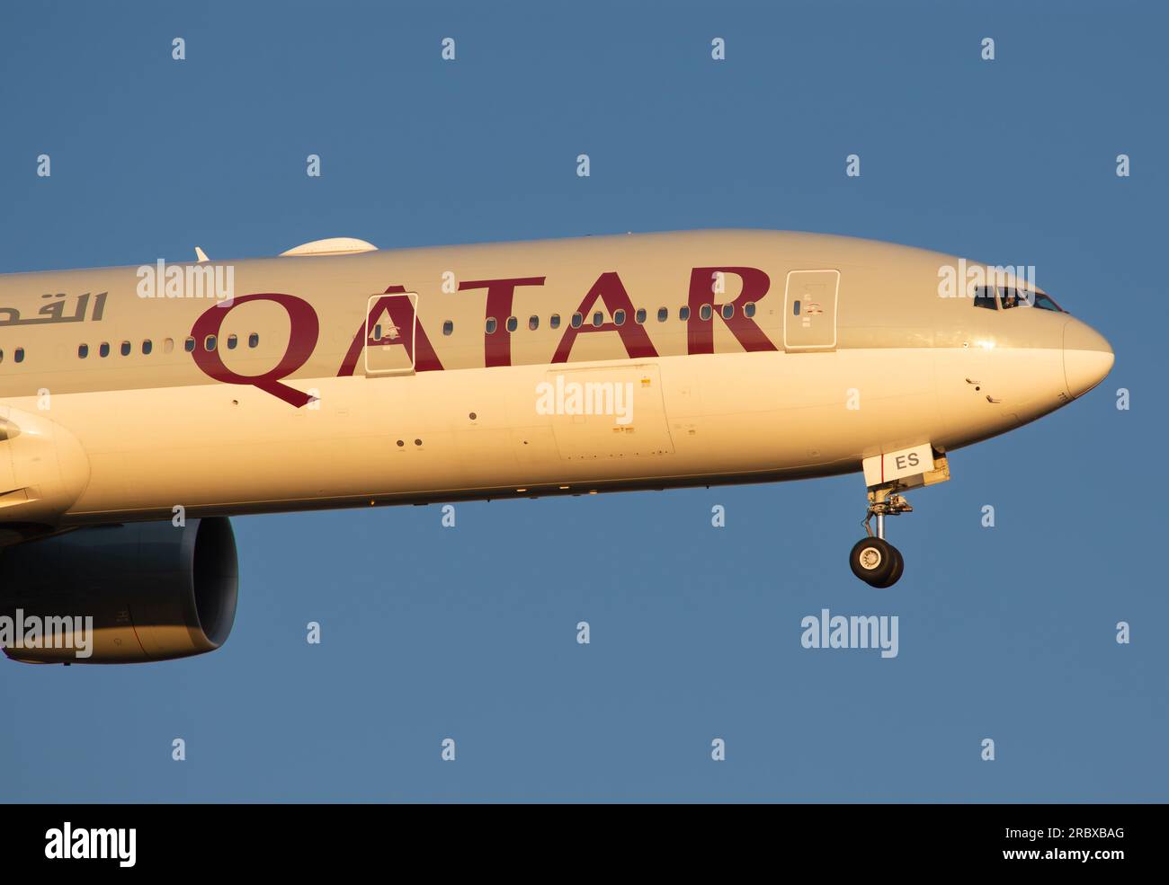 Qatar Airways Boeing 777 Stock Photo - Alamy