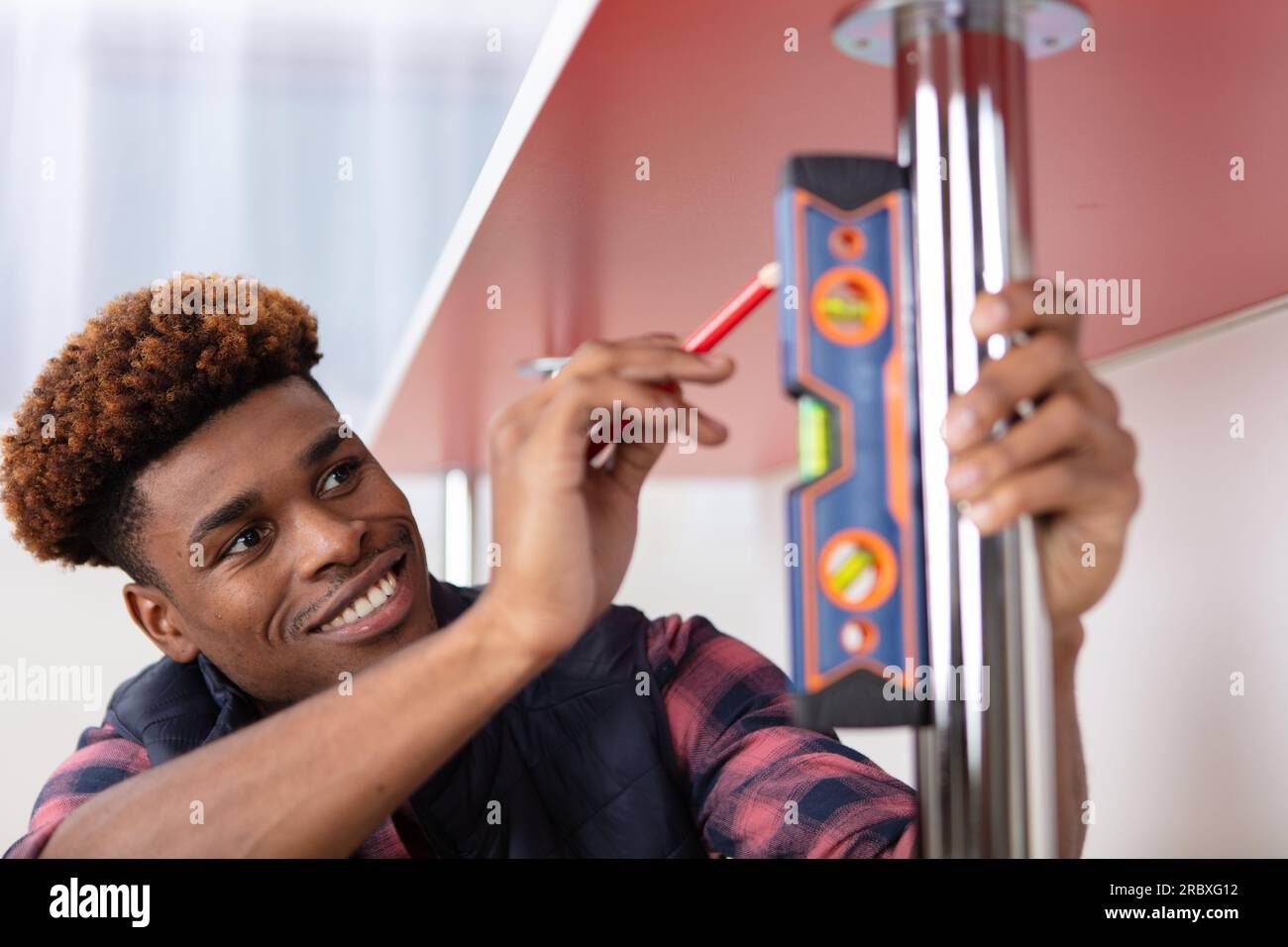 Worker using bubble level hi-res stock photography and images - Alamy