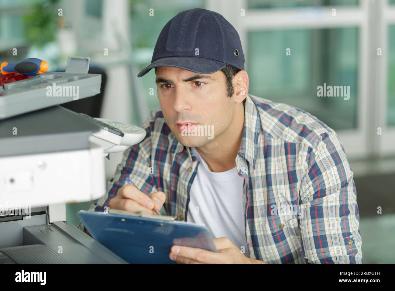 man technician repairing a printer Stock Photo - Alamy