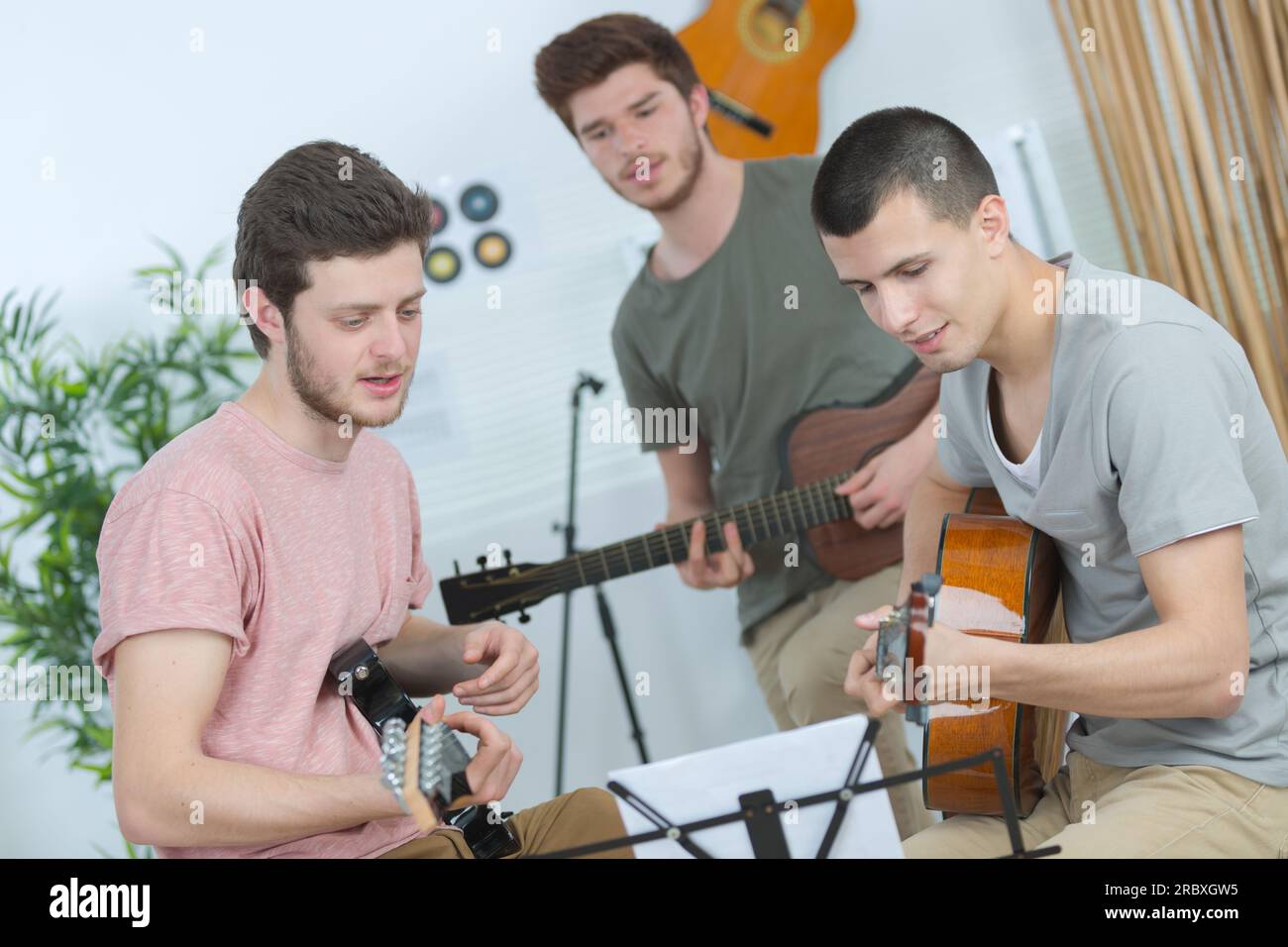 Three singing men hi-res stock photography and images - Alamy