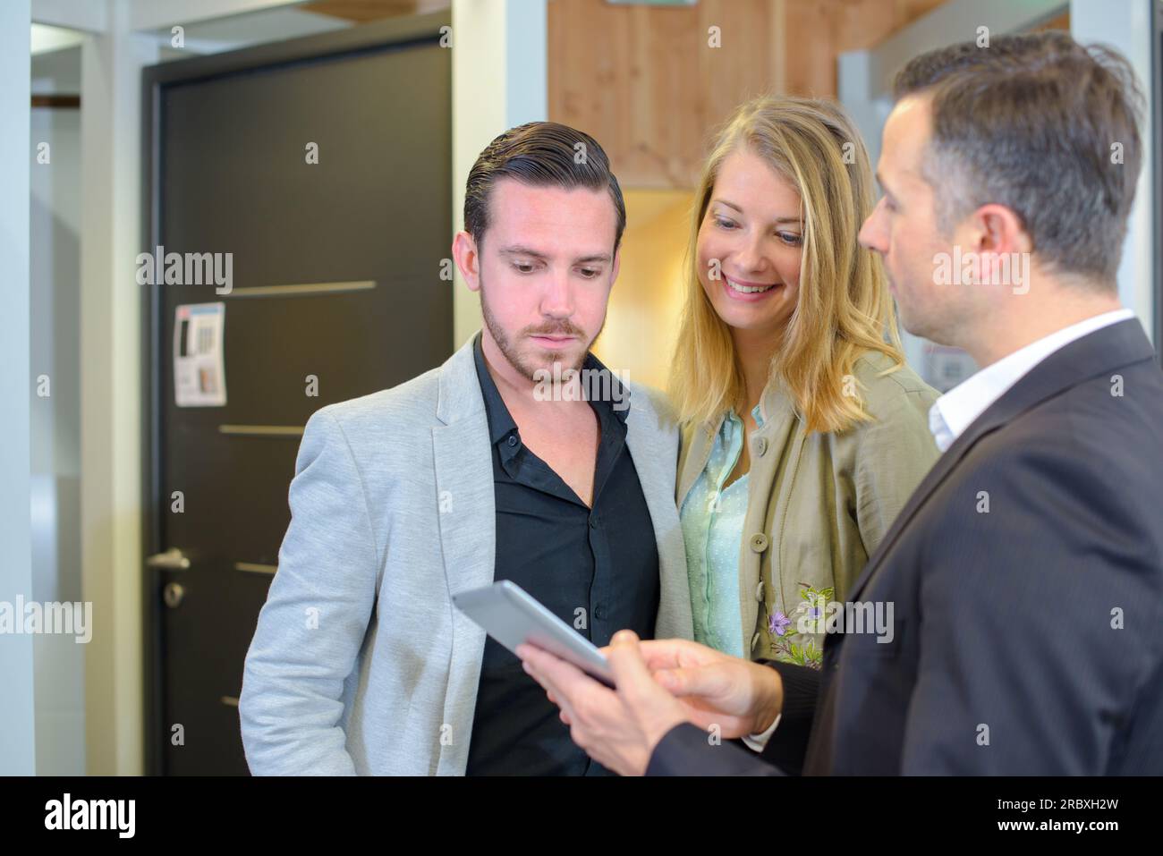 Customer salesman store tablet hi-res stock photography and images - Alamy