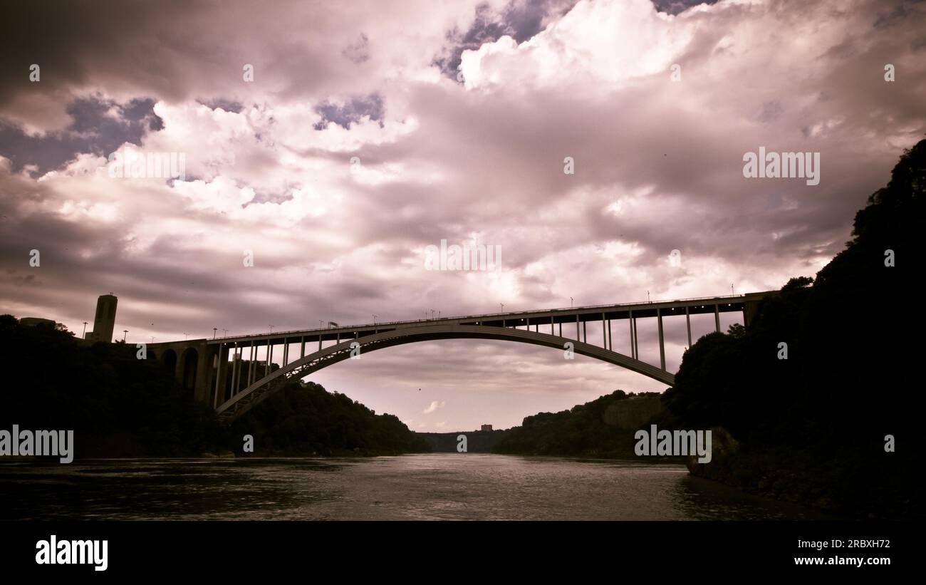 American falls and rainbow bridge crossing the niagara river hi-res ...