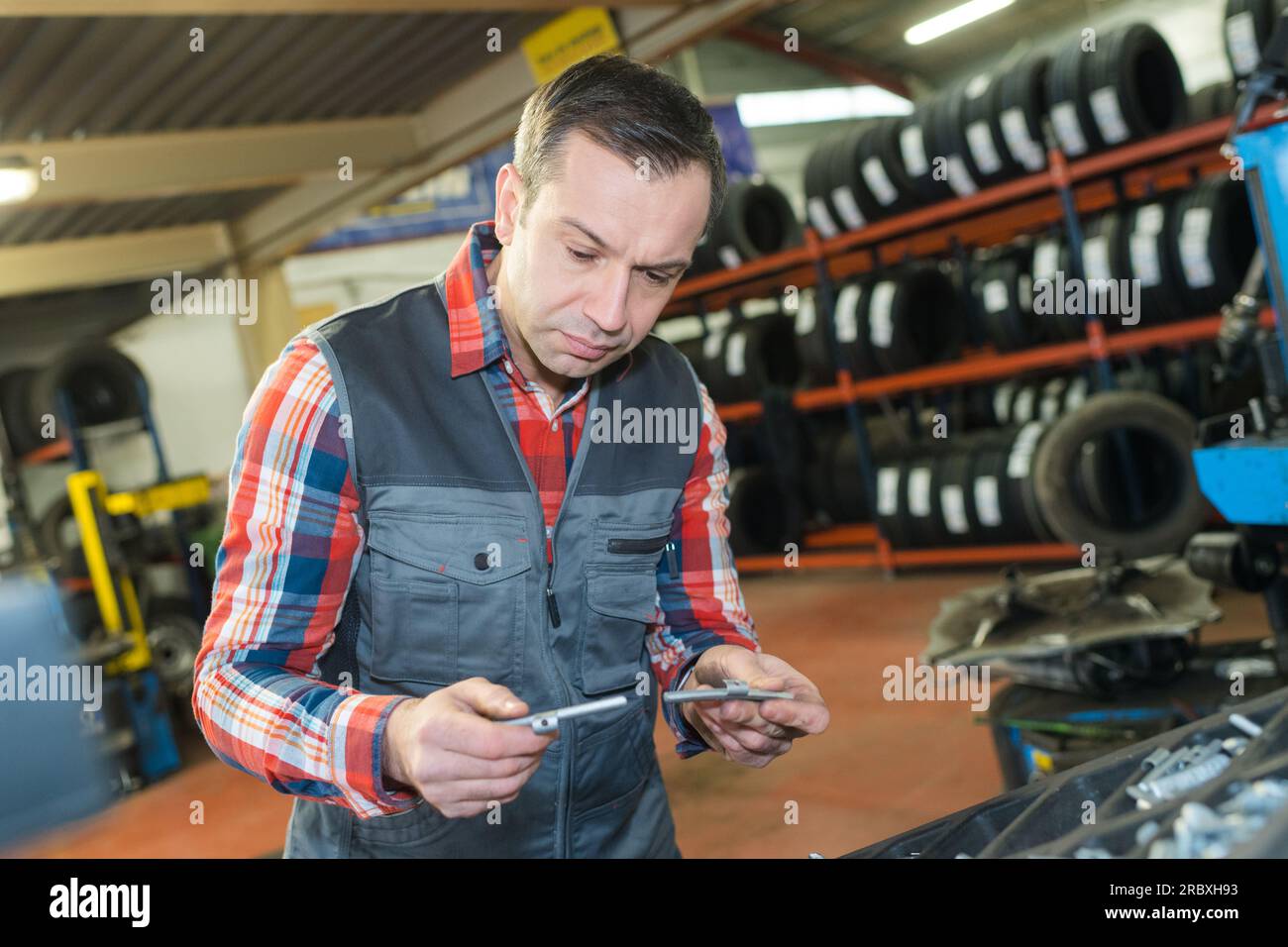 car mechanic man in garage Stock Photo - Alamy