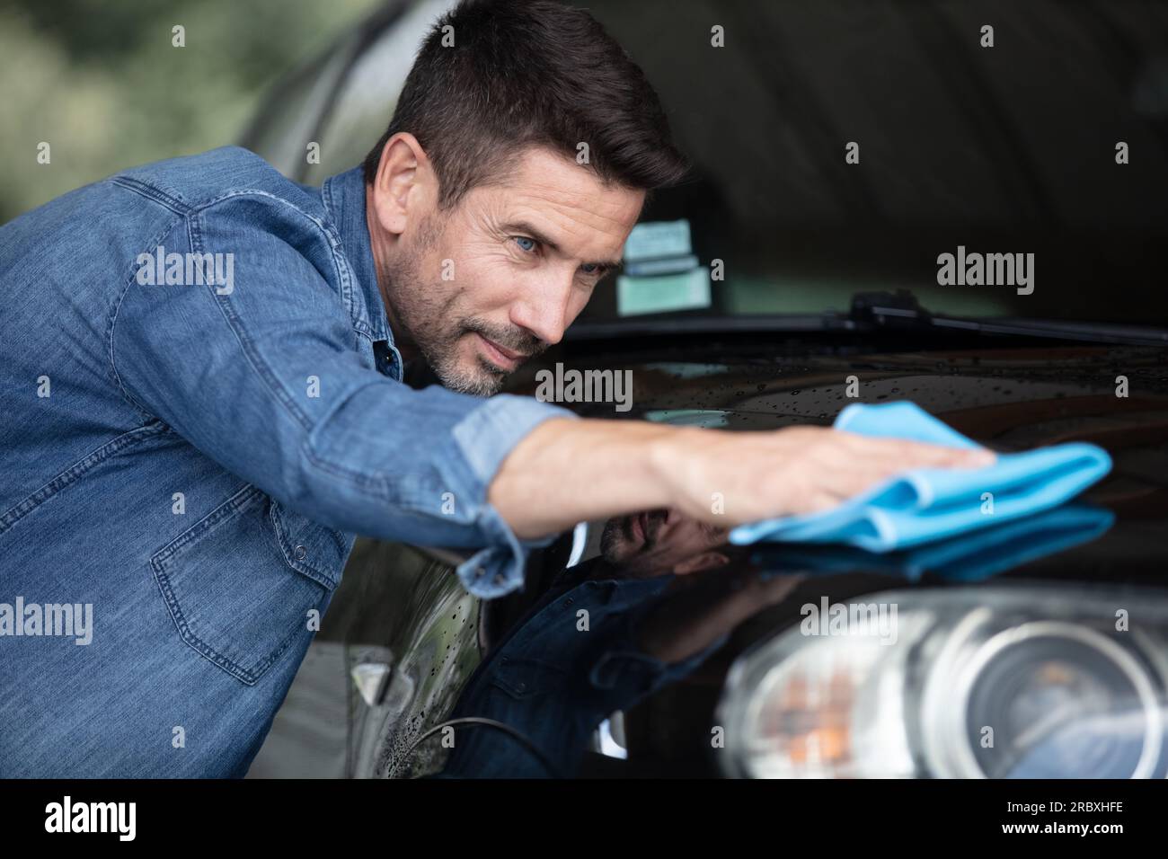 happy man cleaning his car with microfiber cloth Stock Photo - Alamy