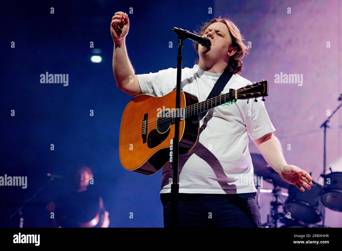 Lewis capaldi esibizione hi-res stock photography and images - Alamy