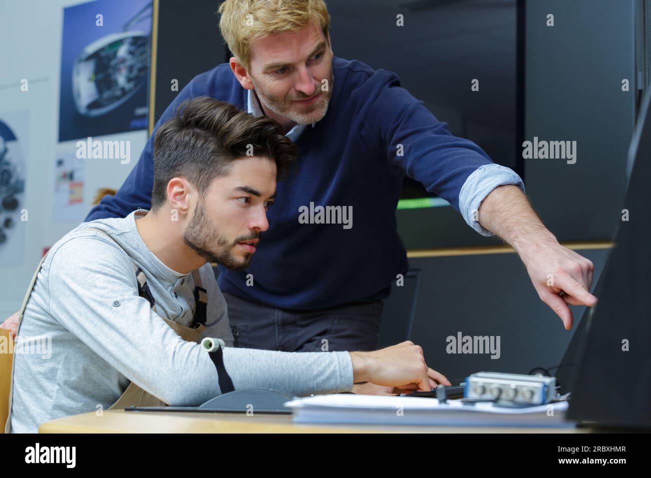 mechanic learning how to use the computer diagnostic program Stock ...
