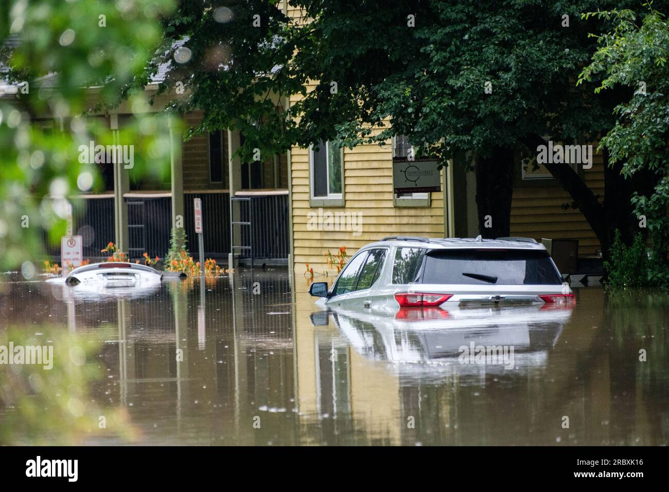 Cars floods severe weather hi-res stock photography and images - Alamy