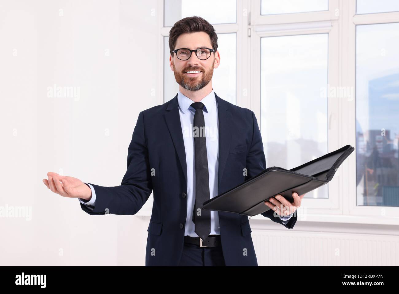 Agent with documents hi-res stock photography and images - Alamy