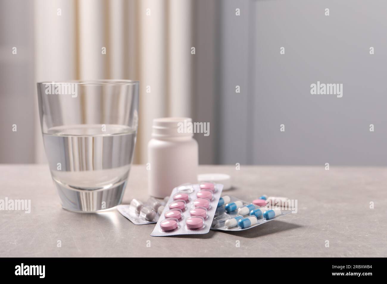Pink tablets glass water hi-res stock photography and images - Alamy