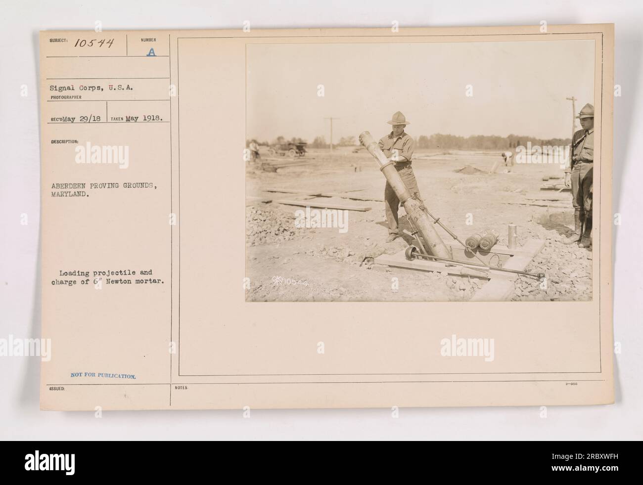 Soldiers at the Aberdeen Proving Ground in Maryland loading a ...