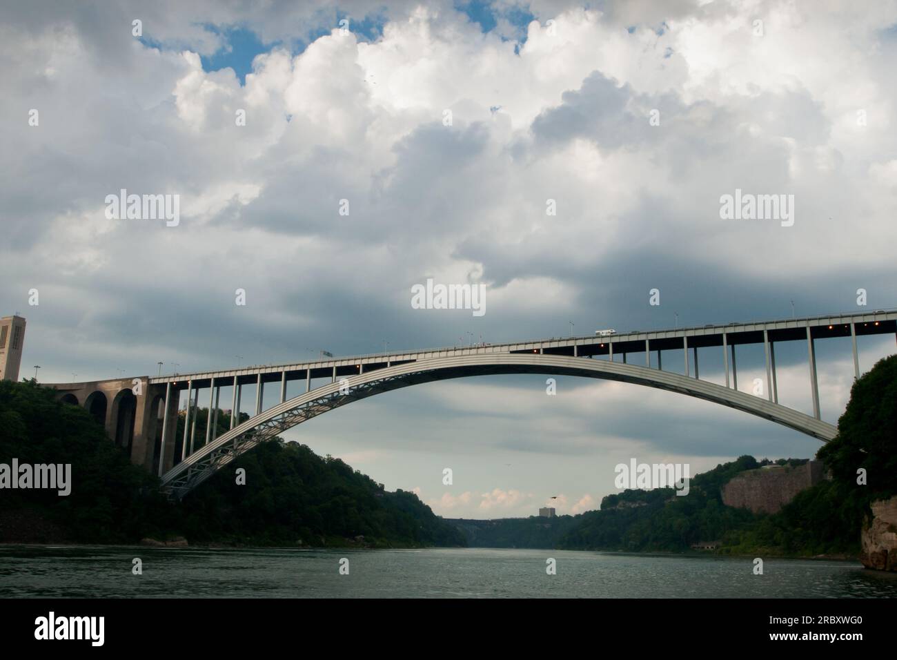 American falls and rainbow bridge crossing the niagara river hi-res ...