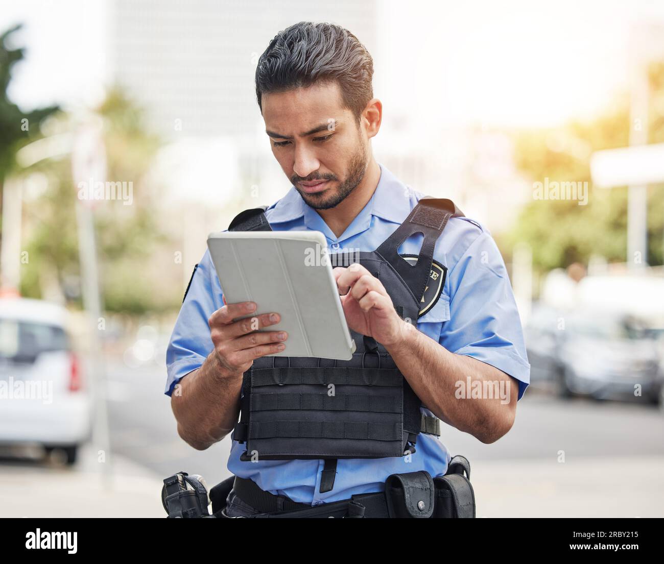 Police officer and tablet hi-res stock photography and images - Alamy