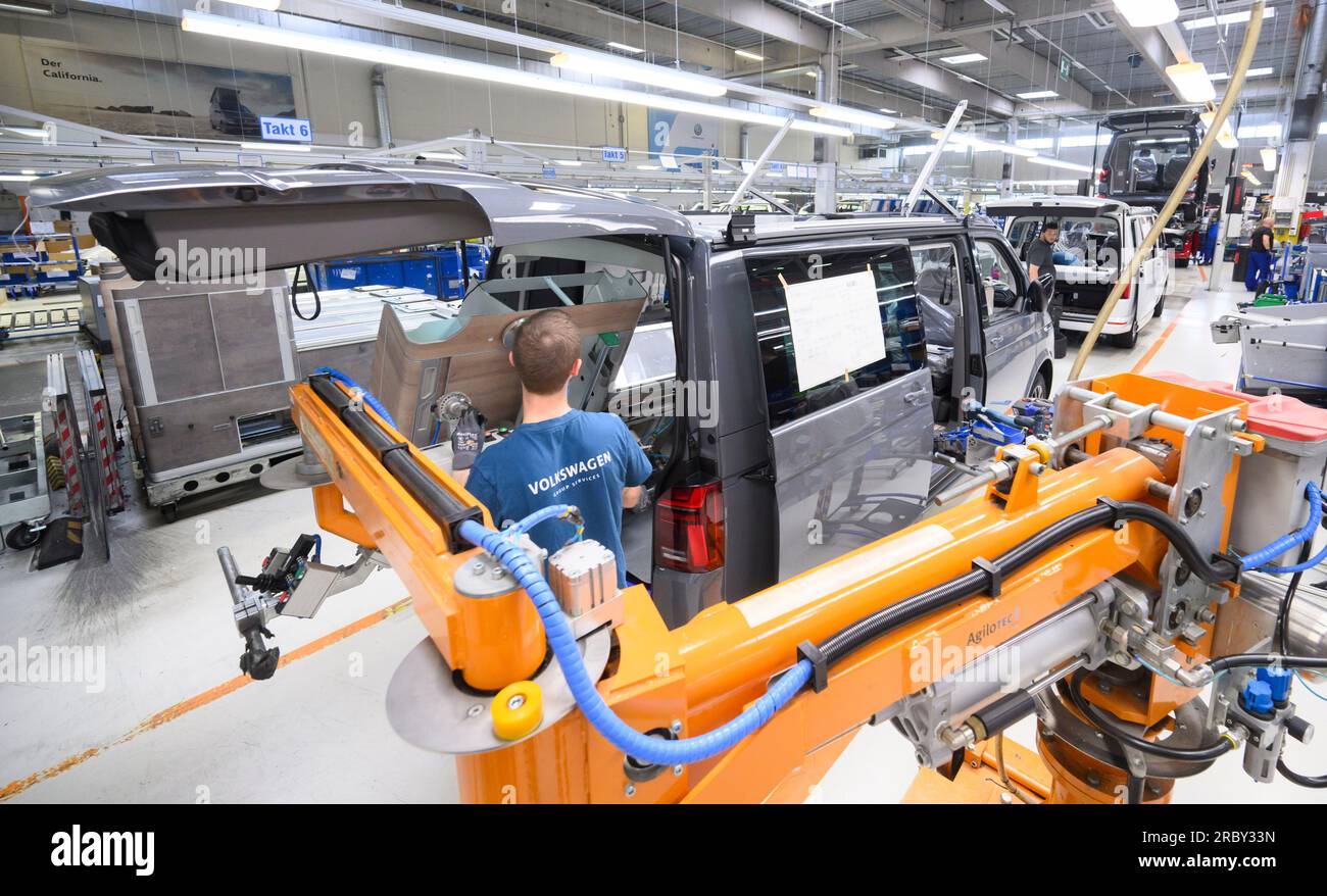 Hanover, Germany. 11th July, 2023. VW employees assemble the kitchen in ...